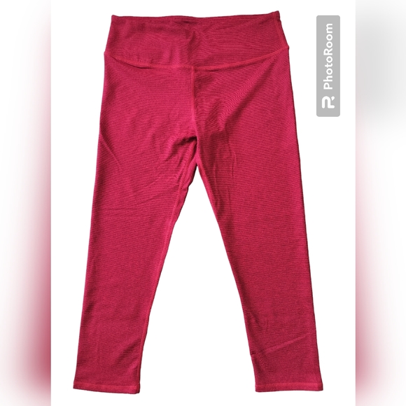 Fabletics | Pants & Jumpsuits | New Fabletics Capri Features Legging ...